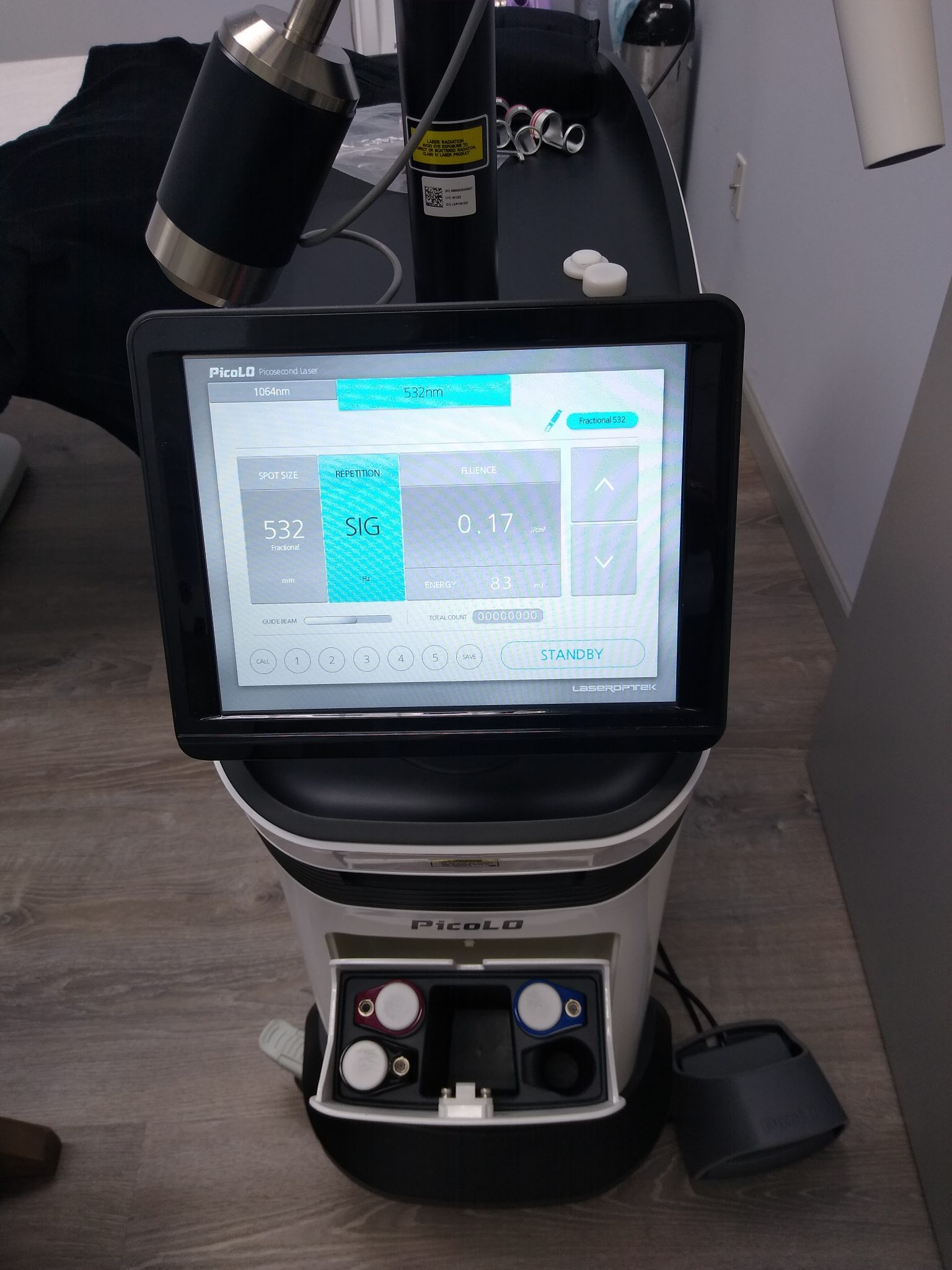 2019 LaserOptek PicoLO Picosecond 1064nm & 532nm with 4 Handpieces - for Tattoo, Pigment & Scar ...